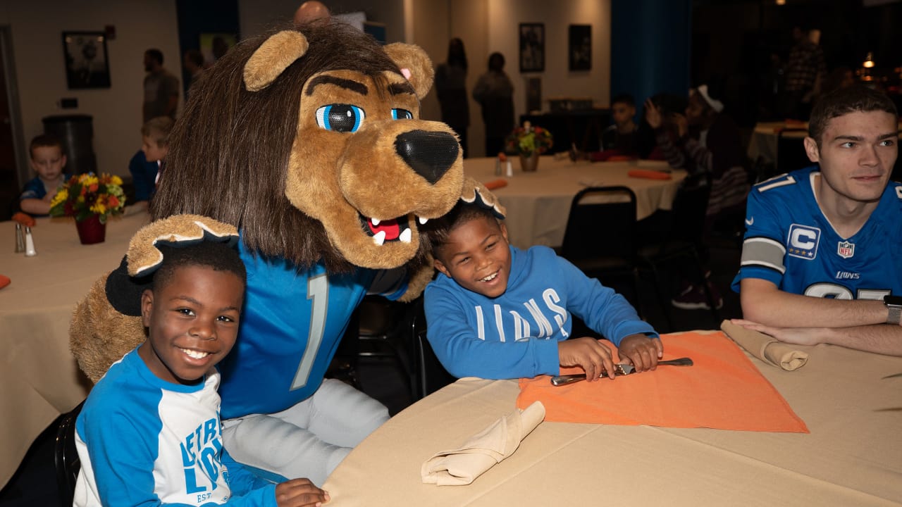 Detroit Lions host Thanksgiving Dinner