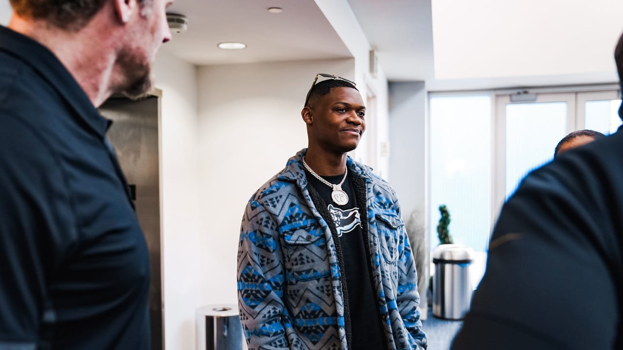 Behind the scenes: WR DJ Chark arrives in Detroit.