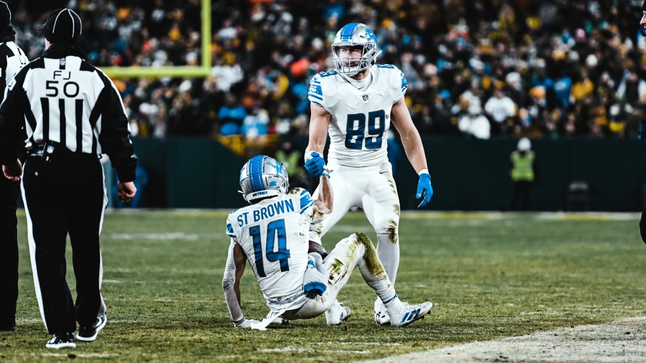 HIGHLIGHT: St. Brown catches pass between his legs