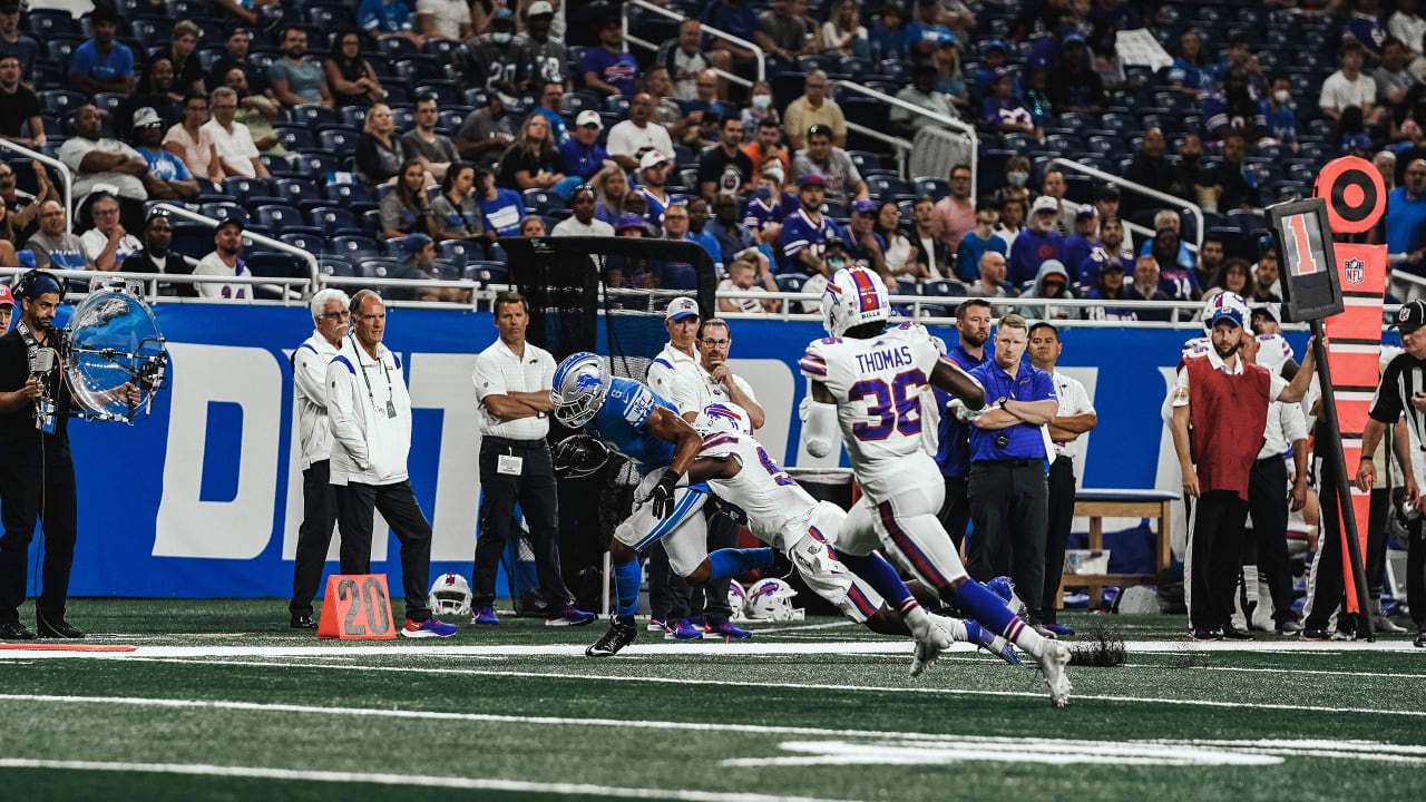 HIGHLIGHT: Williams twists for terrific, toe-tapping sideline grab