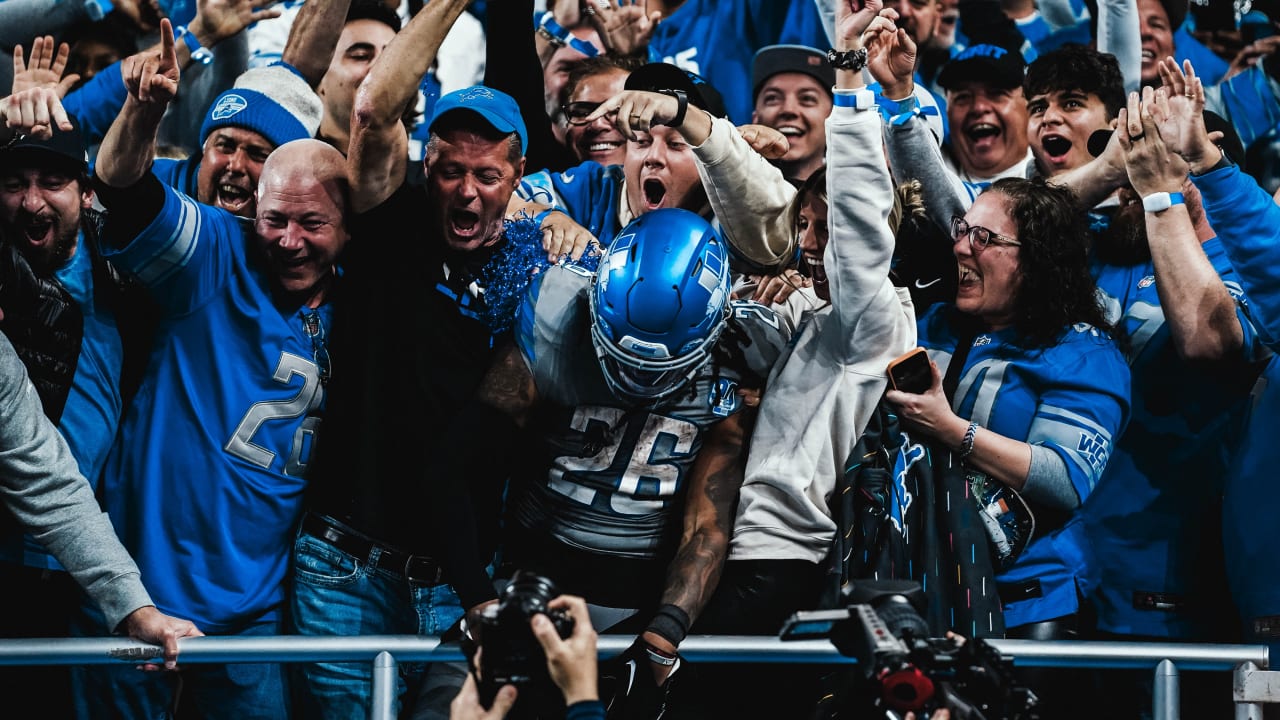 HIGHLIGHT: Gibbs climbs into stands to celebrate with Lions fans ...