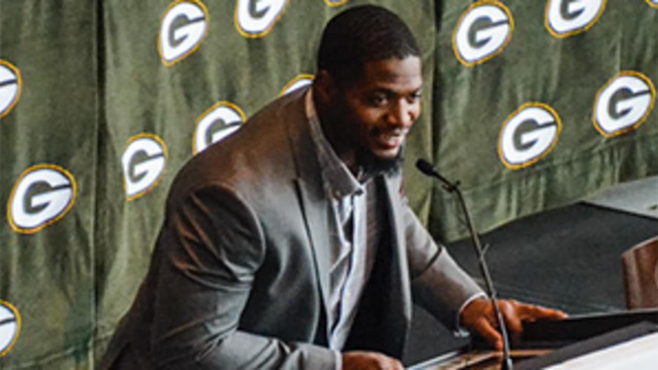 LB Sam Barrington receives 2015 community service award
