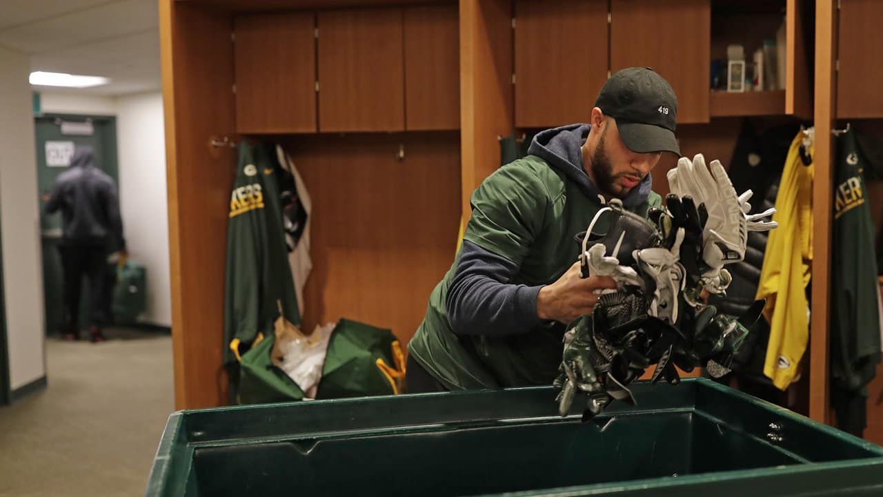 Photos: Packers clean out lockers