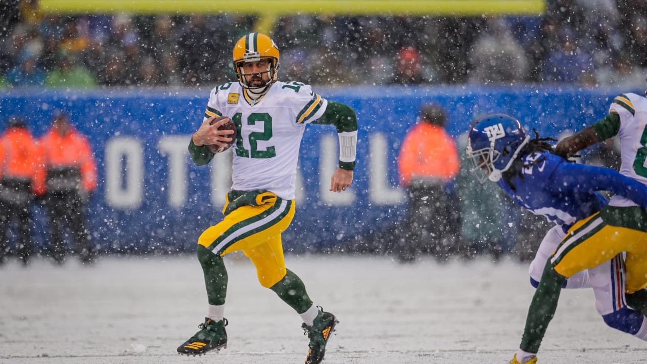 Photos: Packers and Giants face off in the snow