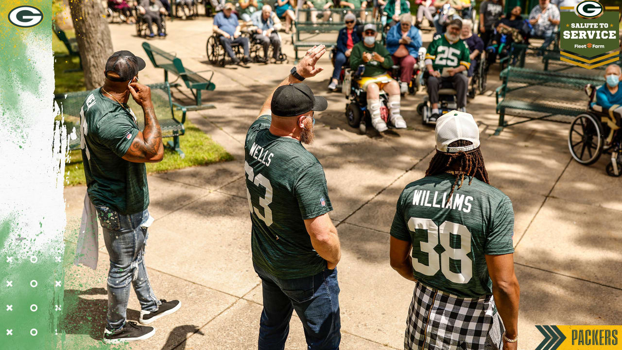 Jason Spitz and Packers alumni visit Wisconsin Veterans Home