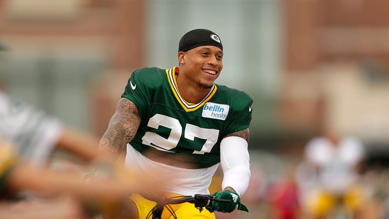 Packers ride bikes to Nitschke Field for practice