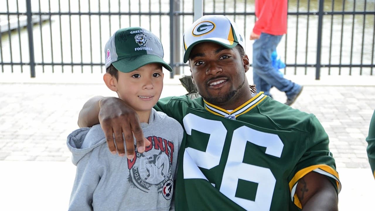 Packers sign autographs for Kid's Day