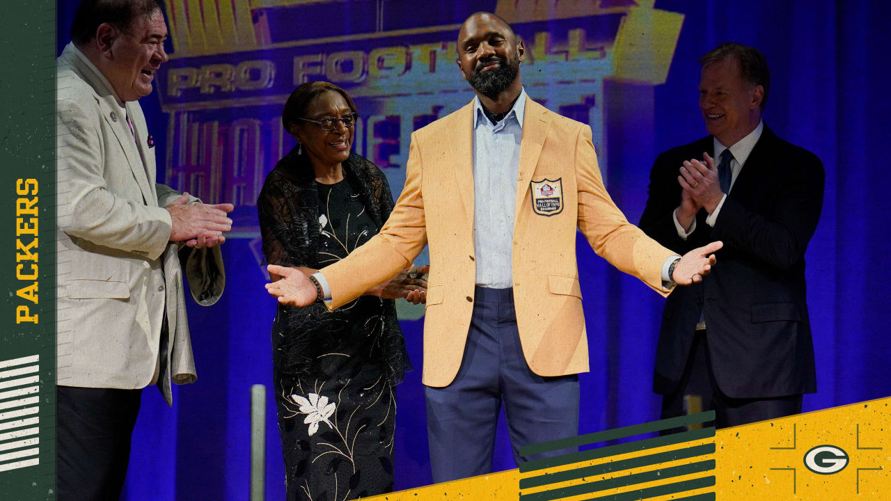 Charles Woodson receives his Pro Football Hall of Fame gold jacket