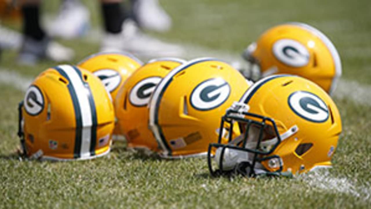 Packers sign nine free agents