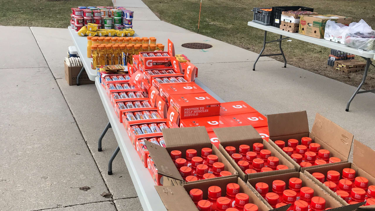 Packers dining staff deliver meals to the community