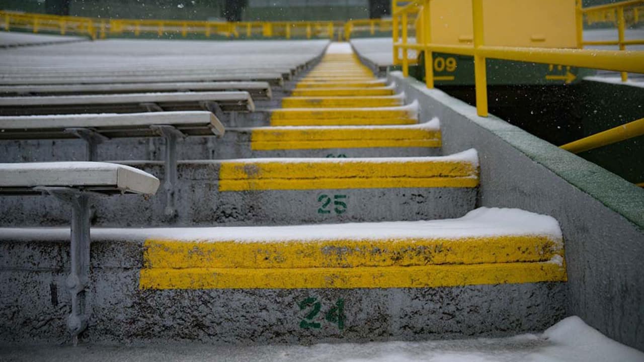 Photos: Snow falls at Lambeau Field