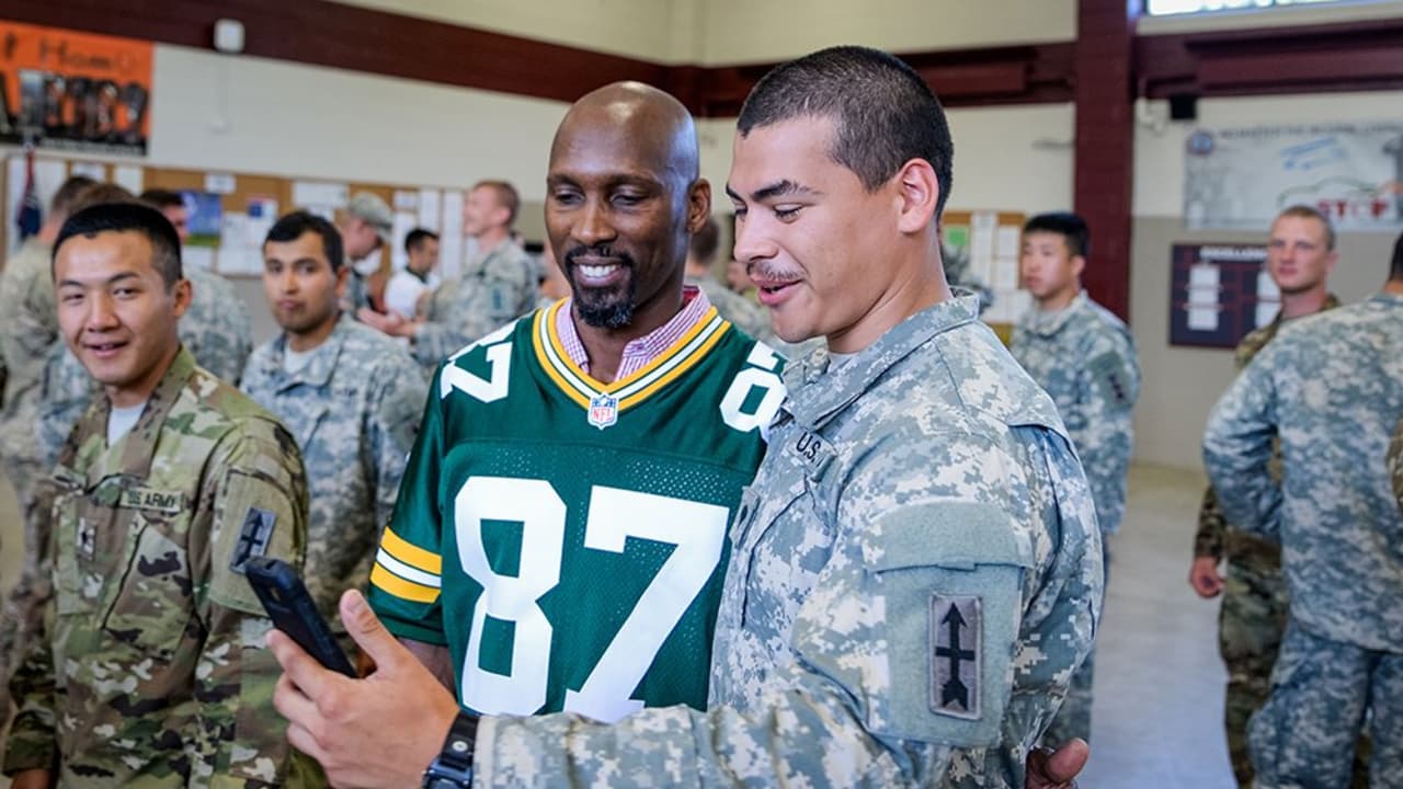 Packers surprise military members to start Day 2