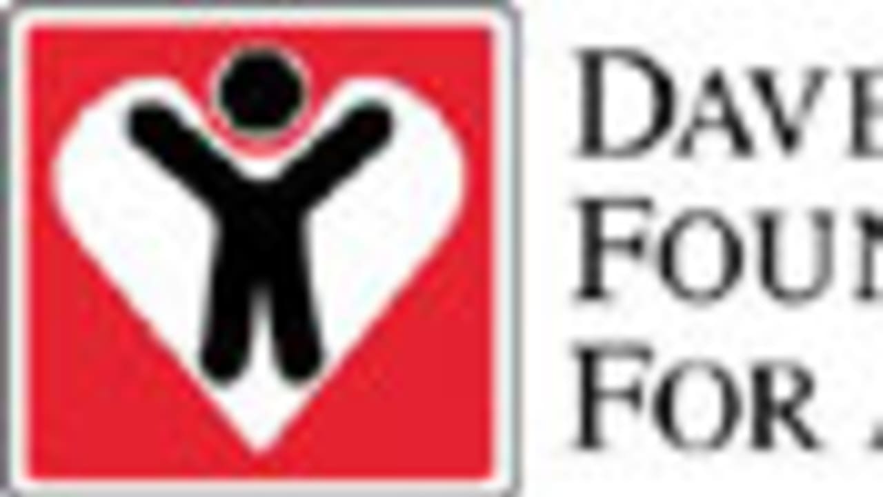Dave Thomas Foundation For Adoption, Packers Team Up To Kick Off 2004