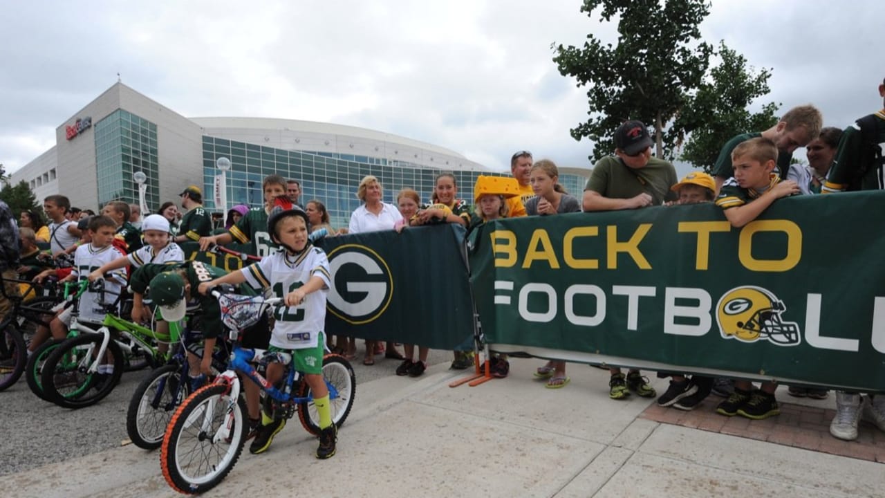 Packers continue training camp tradition, ride kids' bikes