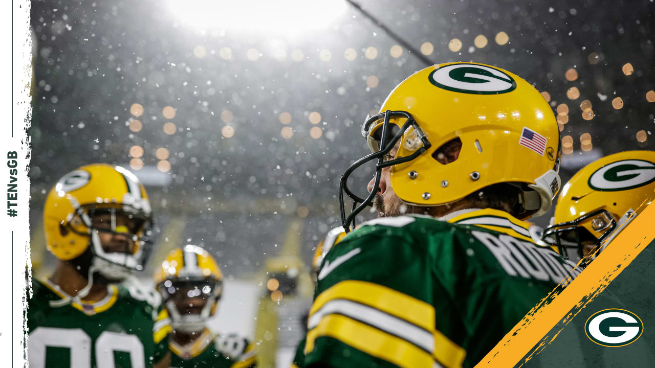 Photos: Packers, Titans warm up under heavy snowfall