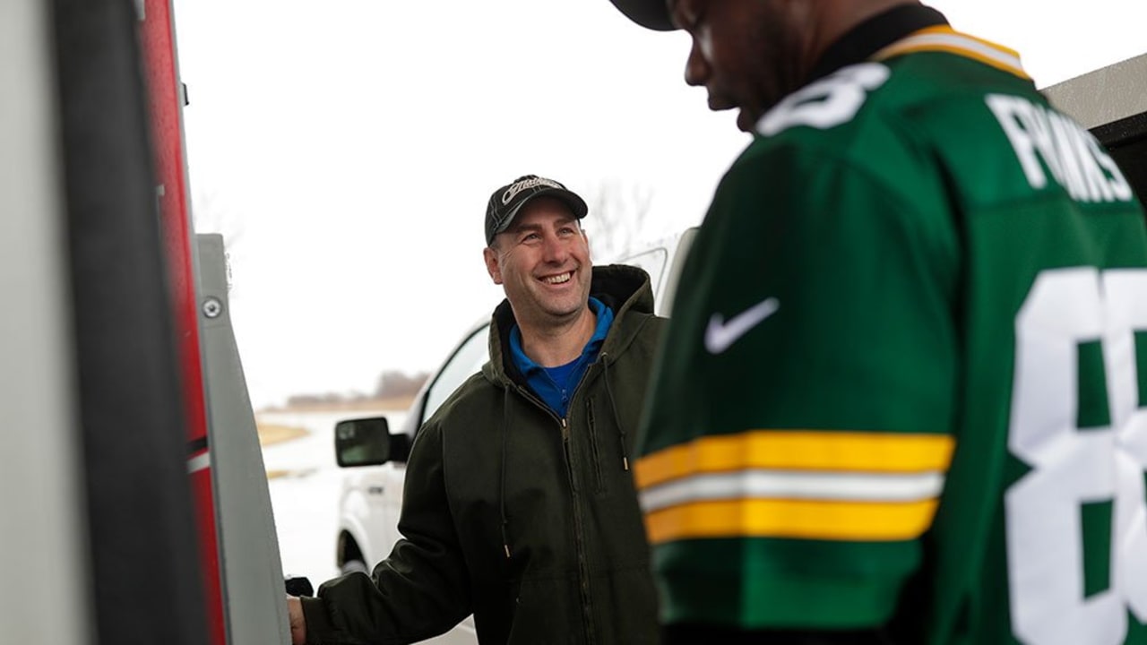 Tailgate Tour fuels up, meets with fans