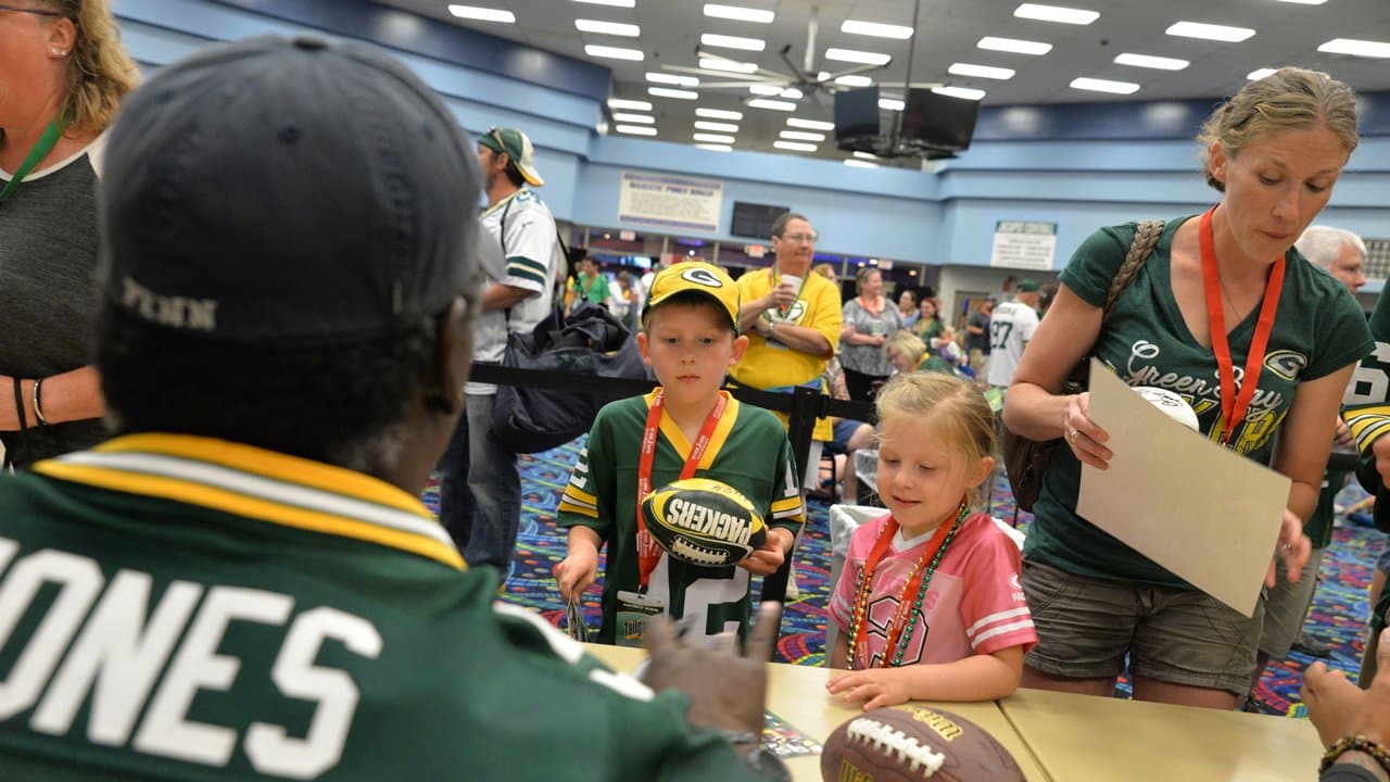 Packers entertain fans at Black River Falls