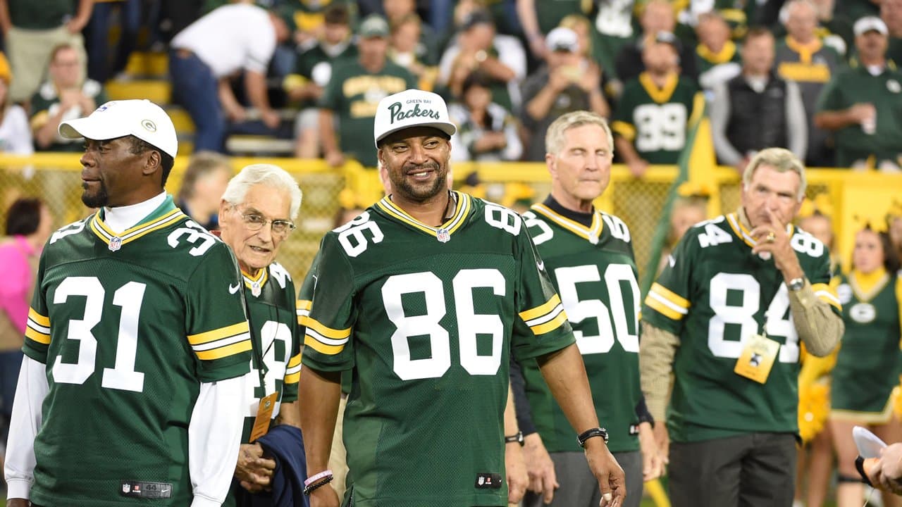 Packers honor alumni at halftime