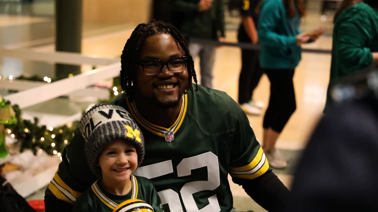 Rashan Gary, Darnell Savage sign autographs for charity