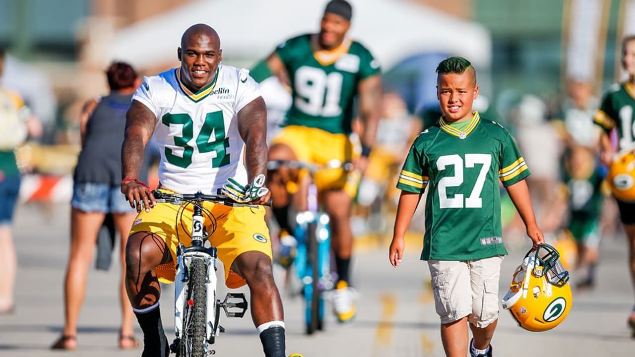 Packers continue tradition, ride bikes to practice