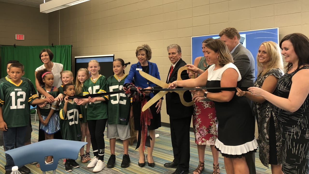 Packers take part in Howe Elementary ribbon cutting