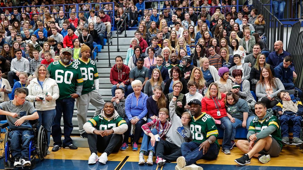 Packers surprise high school students in Oshkosh