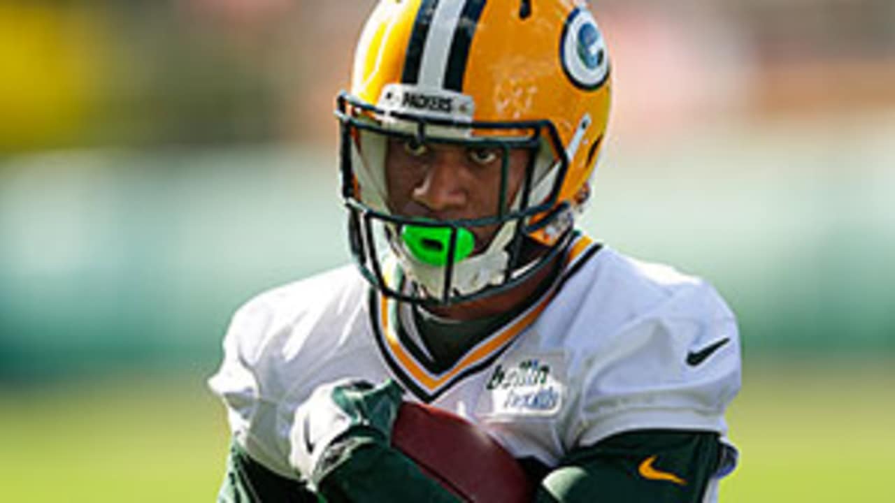 Knile Davis studying Packers' playbook at full speed
