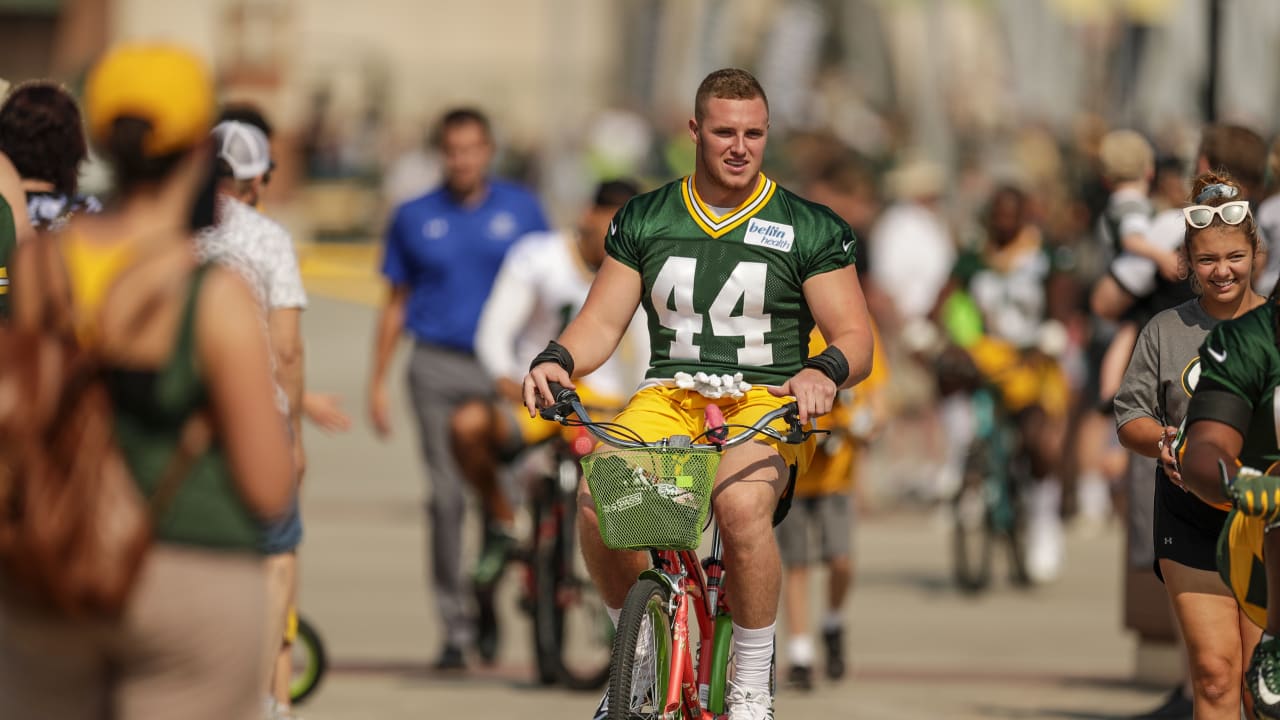 Packers' tradition continues with players biking to practice