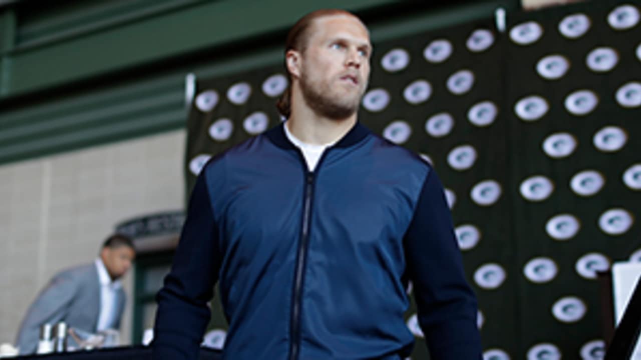 Clay Matthews receives 2017 community service award