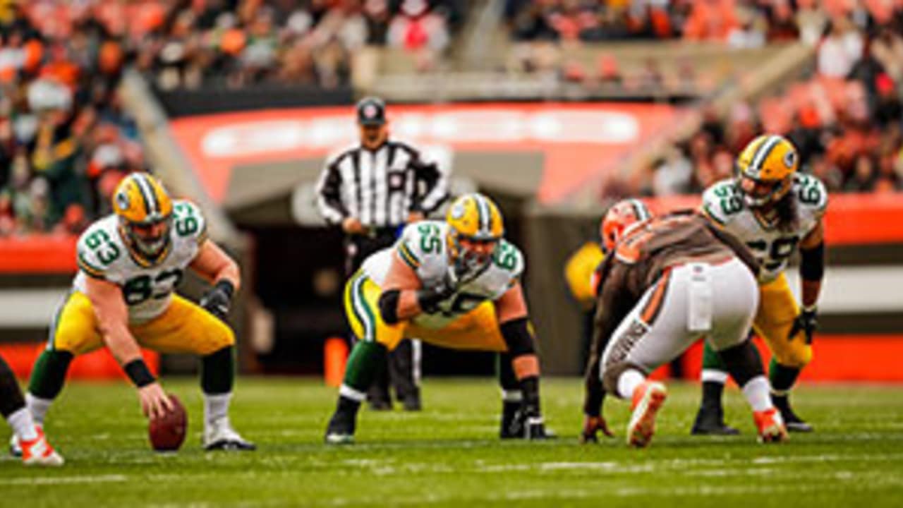 Packers' offensive line a tale of two sides