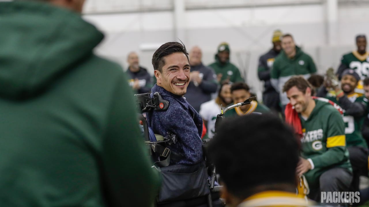 Jimmy V award winner Rob Mendez speaks at Packers practice