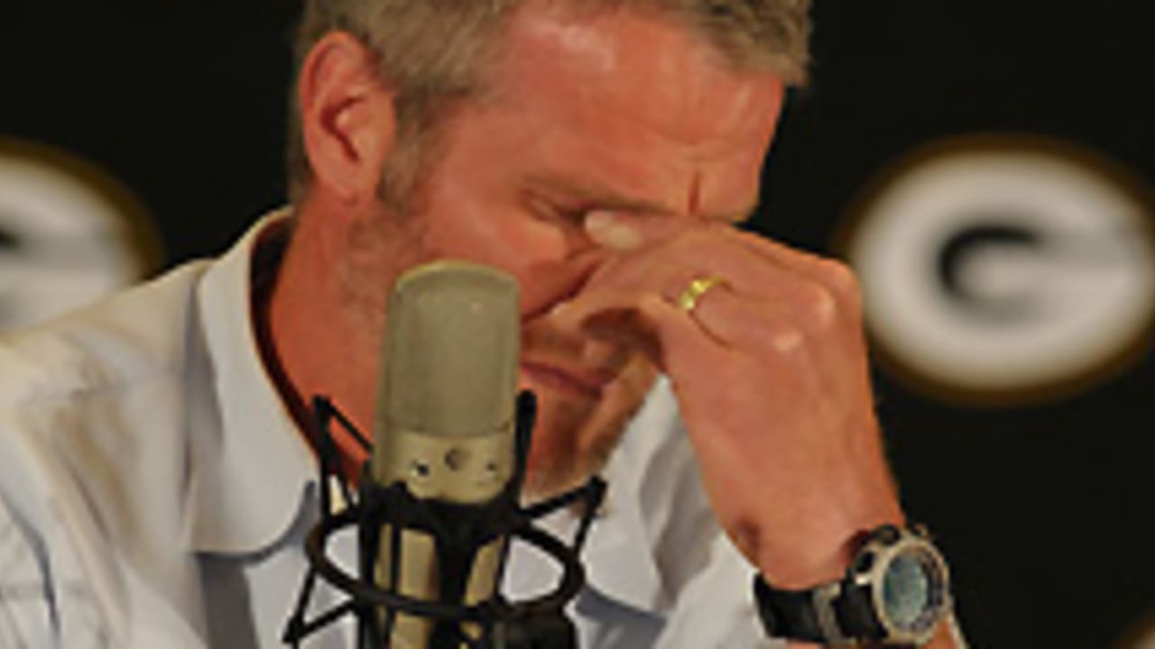 Favre emotional yet graceful as he walks away