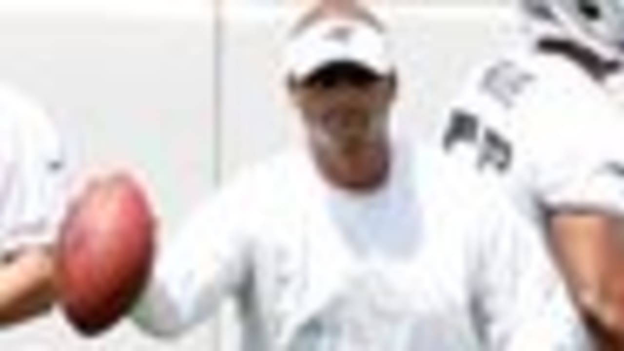 Holcomb takes charge of linebackers