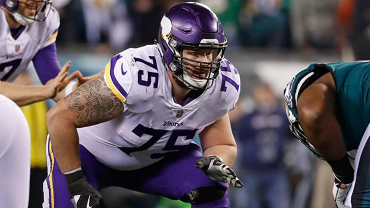 Panthers sign Jeremiah Sirles to one-year contract