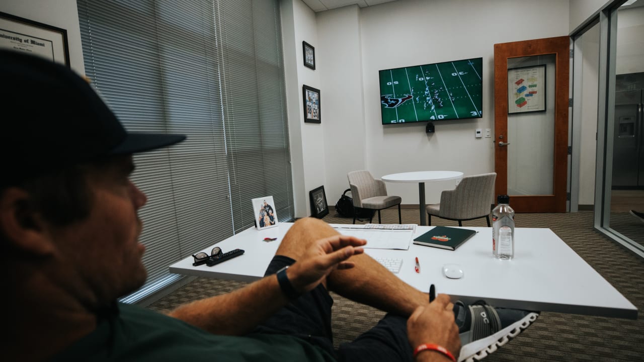 Behind the Scenes: Greg Olsen prepares for Panthers broadcast