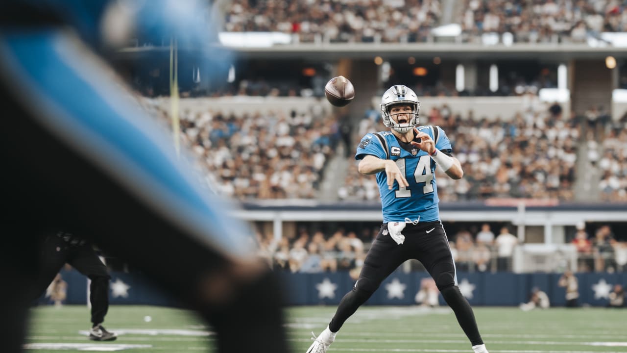 HIGHLIGHT: Sam Darnold improvises for scrambling TD throw to DJ Moore