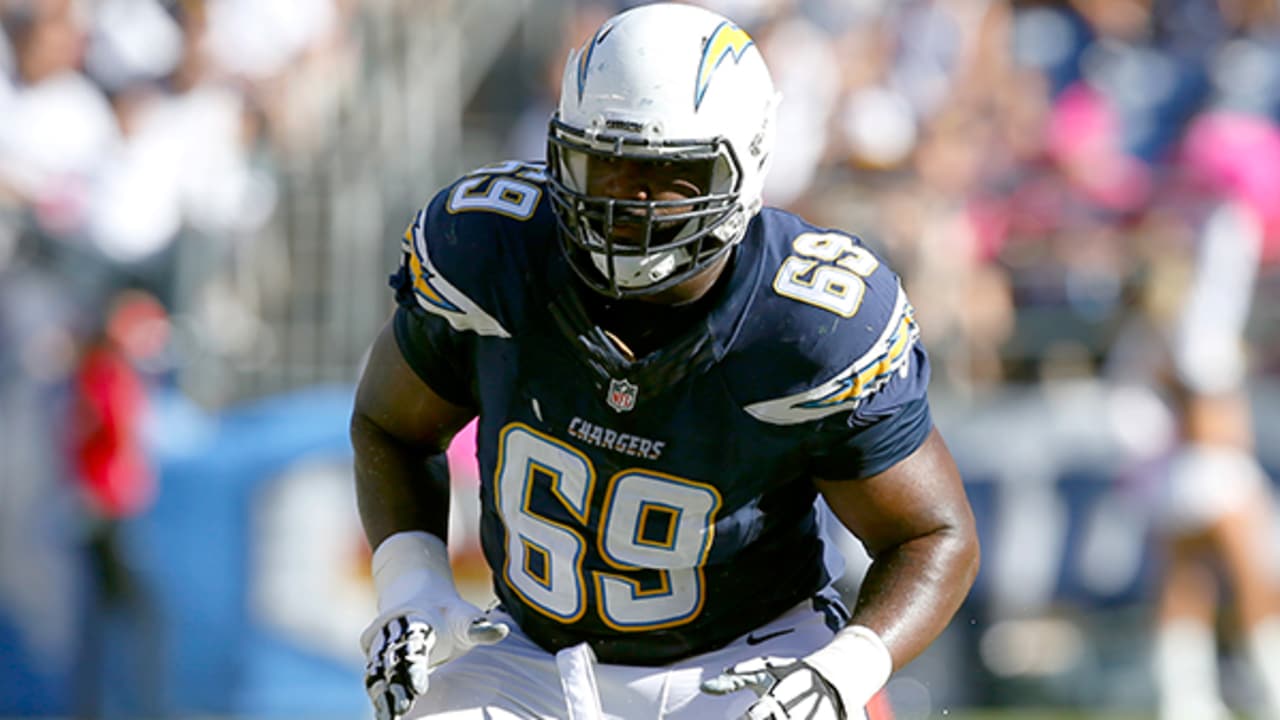 Panthers sign OT Willie Smith