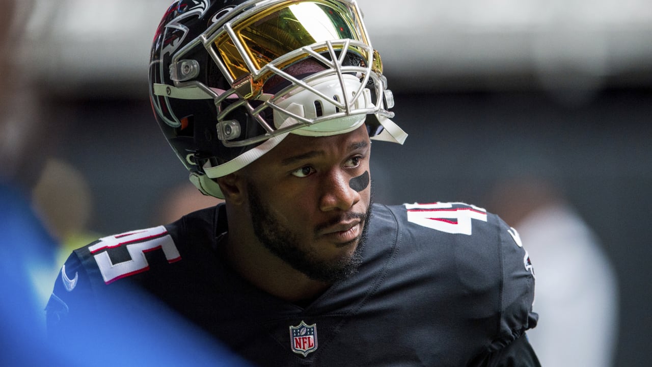 Panthers agree to terms with Deion Jones