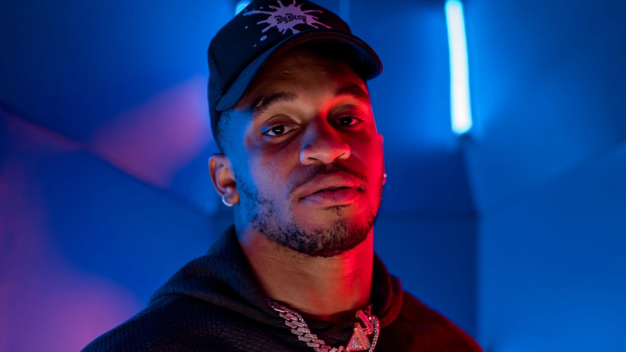 Damien Wilson officially signs with Carolina