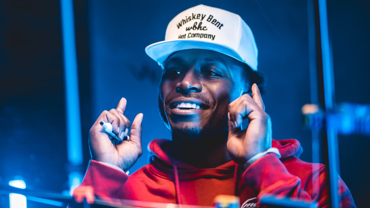 David Moore officially signs as a Panther