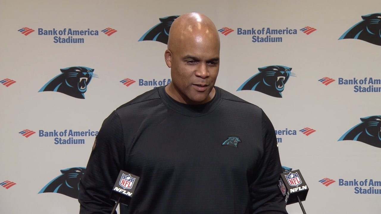 Eric Washington speaks to Carolina's defensive leaders