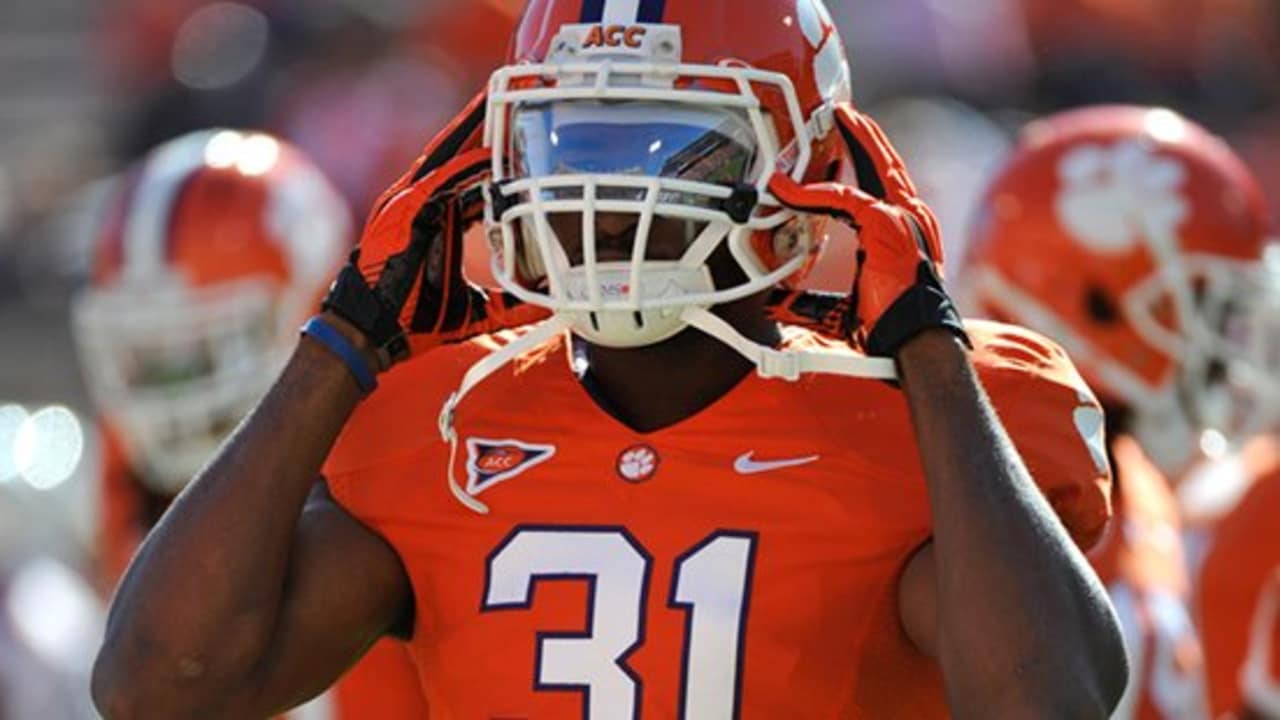 Patriots sign two linemen, cut long snapper