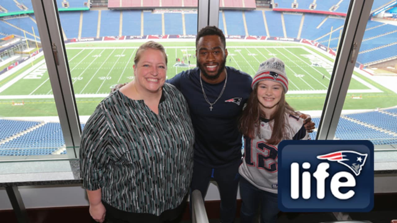 Cooks gives game tickets to single mother and her daughter