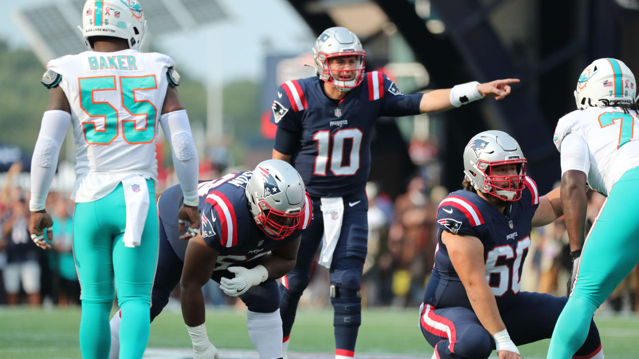Mac Jones works progressions for third-down throw to Jakobi Meyers