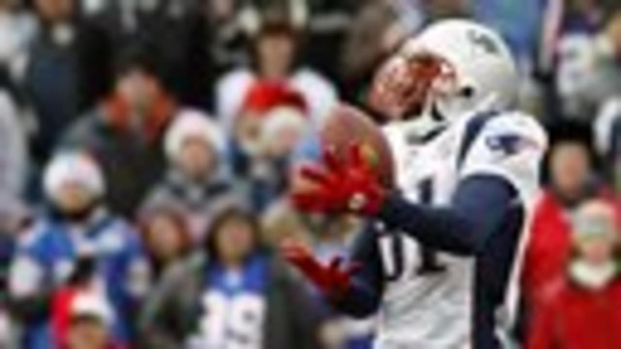 Moss, Banta-Cain lead Pats to 17-10 win over Bills