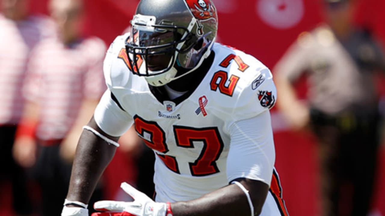 Patriots trade Demps to Tampa for Blount