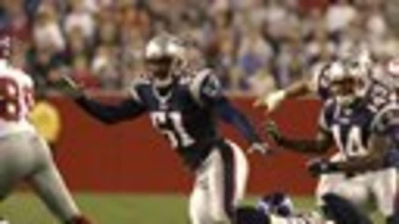 Don Davis becomes the first Pats free agent to return