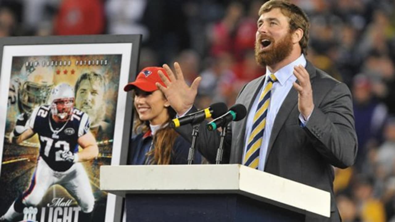 Cincinnati re-signs tight end Stewart