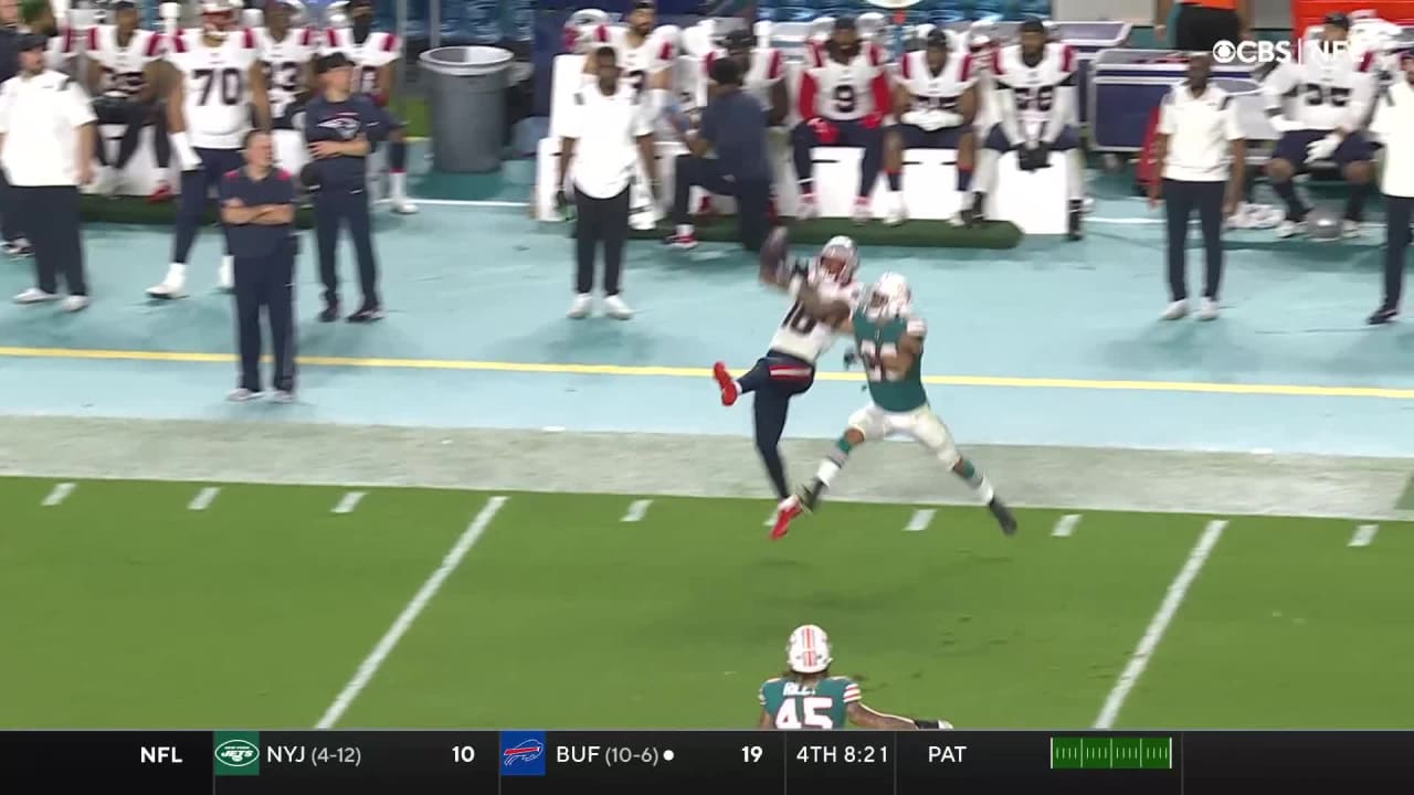 Jakobi Meyers Mosses Dolphins DB on 39-yard catch