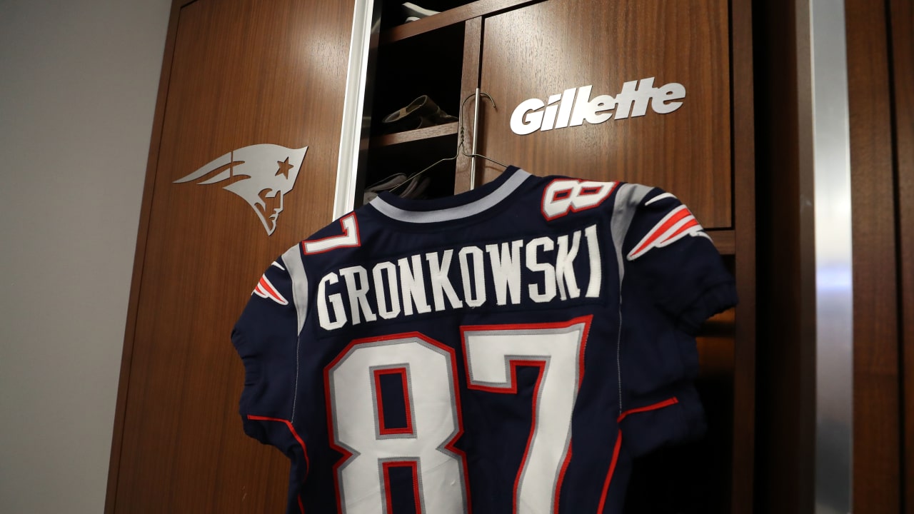 Pregame Week 17: Inside the Patriots locker room and player arrivals